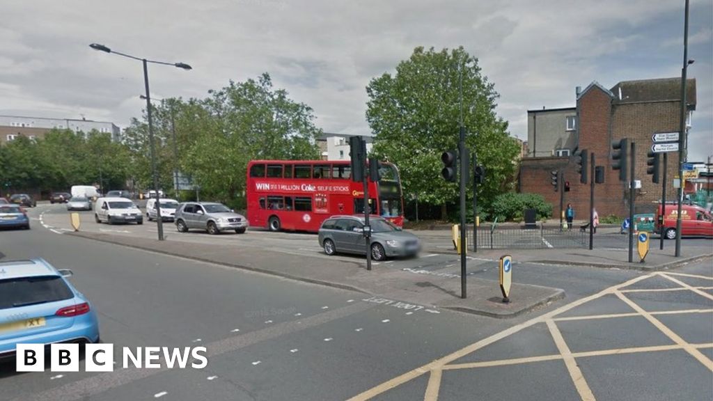 Two charged with murder after Mitcham street brawl - BBC News