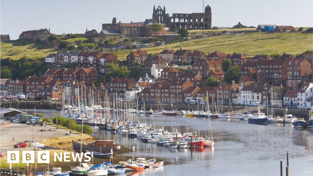 Whitby poll backs second home ban - BBC News