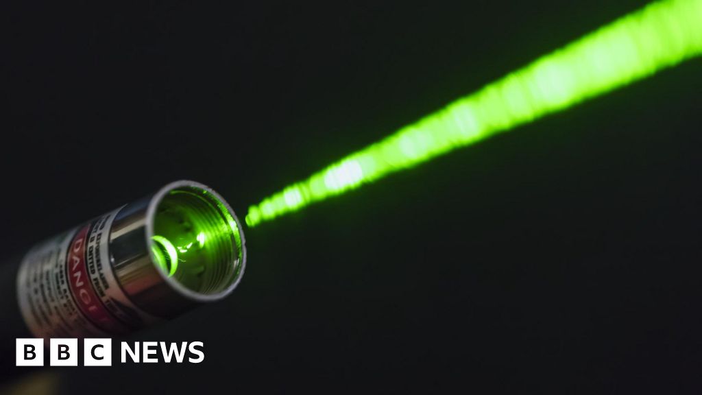 Drivers suffer vision loss in Stranraer laser pen attacks - BBC News