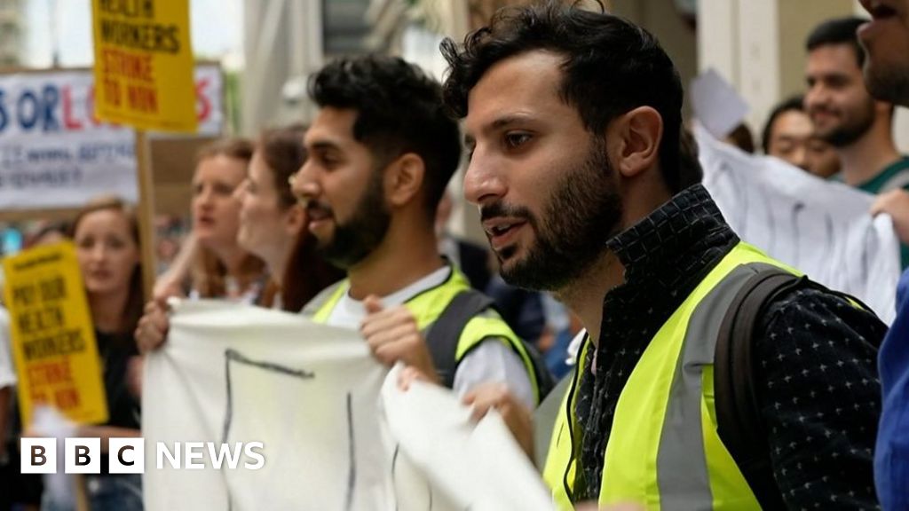 Medical students and junior doctors protest over pay - BBC News
