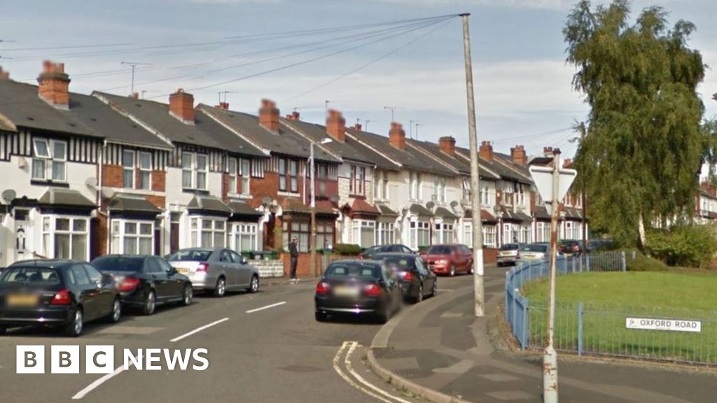 Smethwick stabbing: Boy, 16, in serious condition - BBC News
