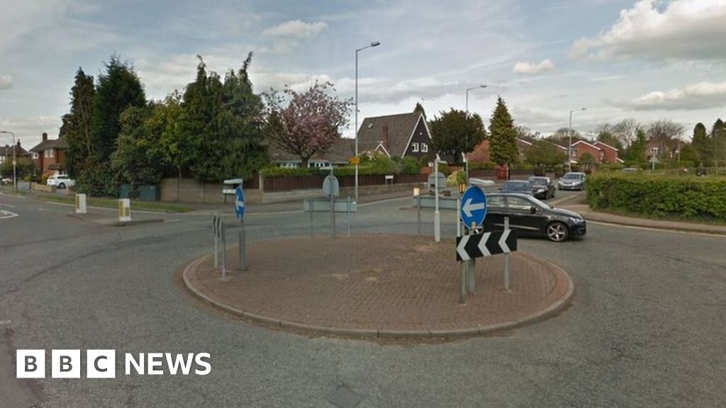 Wolverhampton crash kills passenger and injures five