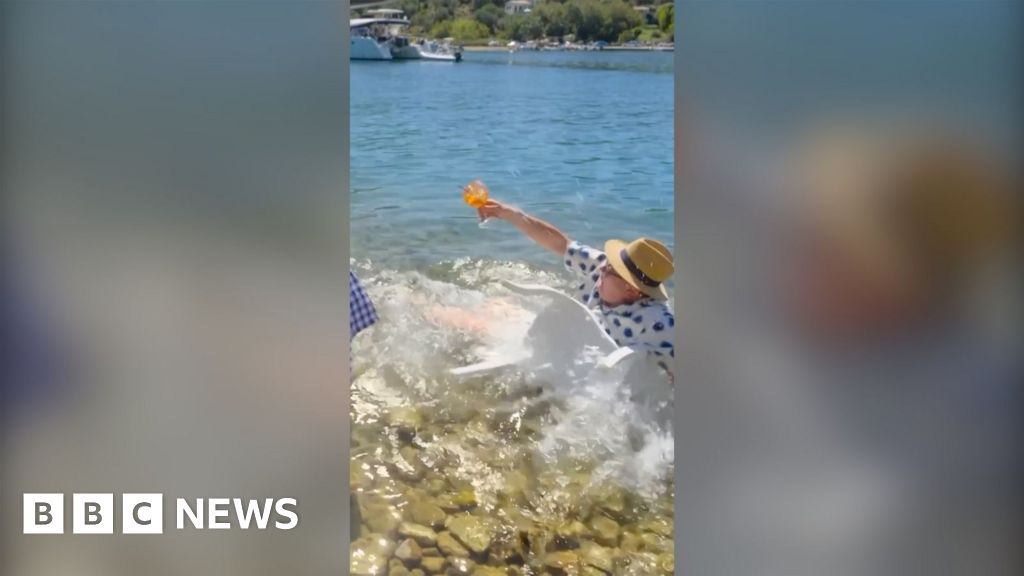 Alan Carr knows how to make a splash - BBC News