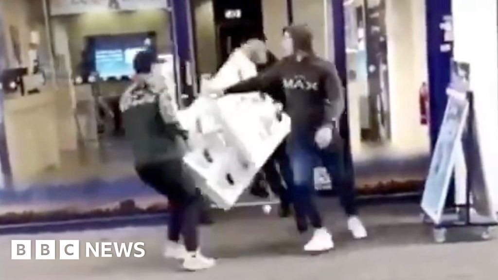 O2 mobile phone shop raid in Northampton caught on camera - BBC News