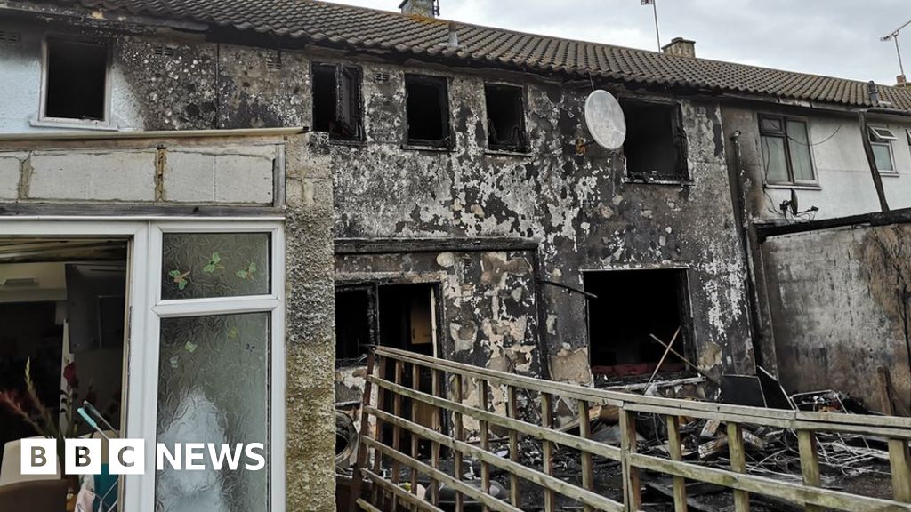 Chelmsford house fire: Eleven homeless after blaze spreads - BBC News