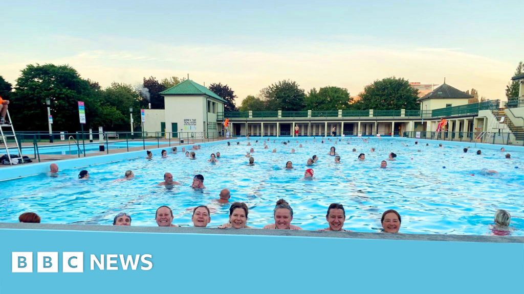 Peterborough Lido to host first sunset swim for summer solstice - BBC News