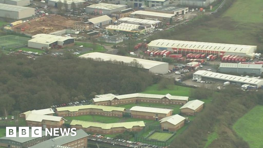 Director of Medway 'G4S abuse' claim centre quits - BBC News