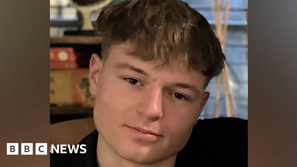 Tribute to third victim of triple-fatal car crash in Marcham - BBC News