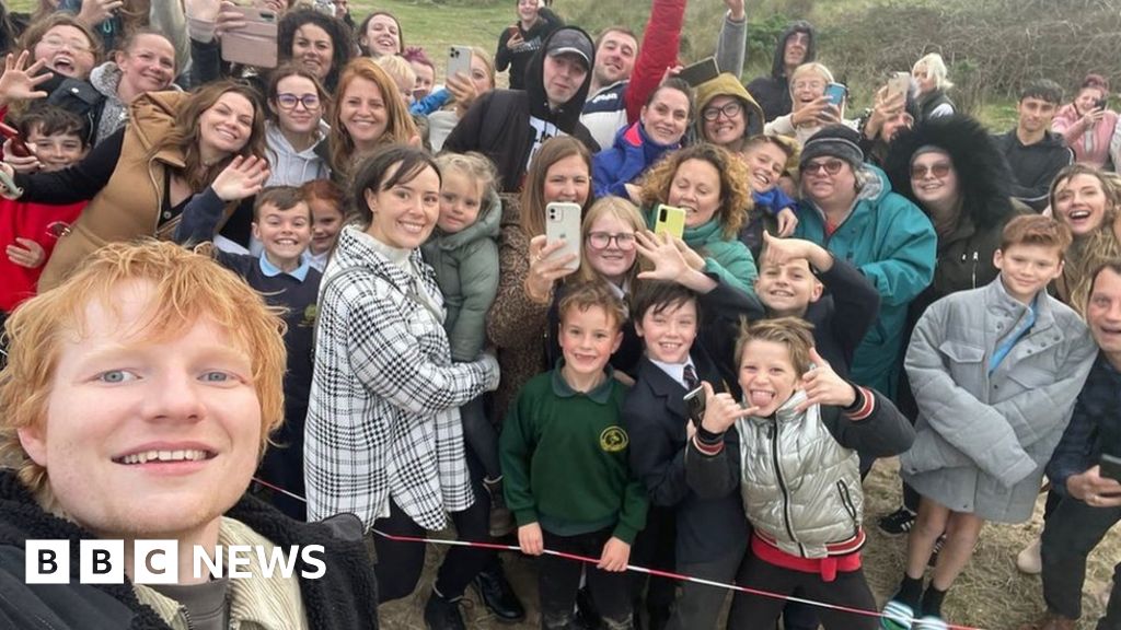 Ed Sheeran: Singer films music video on Lowestoft beach - BBC News