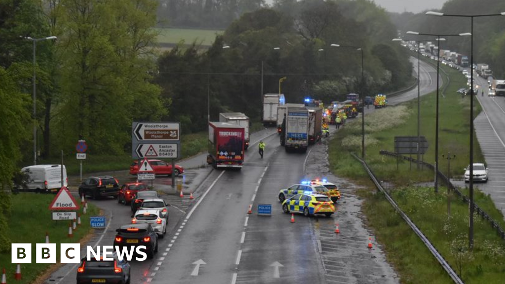A1 Colsterworth crash: Driver dies after collision - BBC News