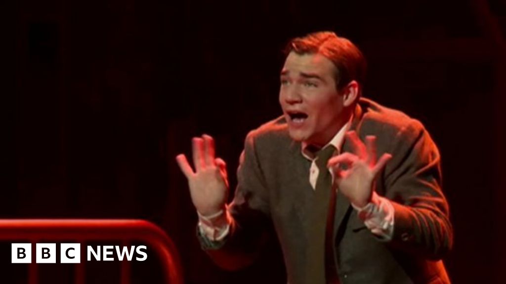 New York theatre scene embraces deaf actors - BBC News