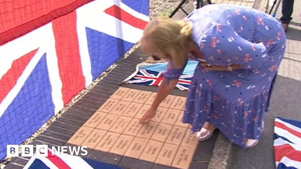 Farnborough 1952 air show crash victims remembered after 69 years - BBC ...