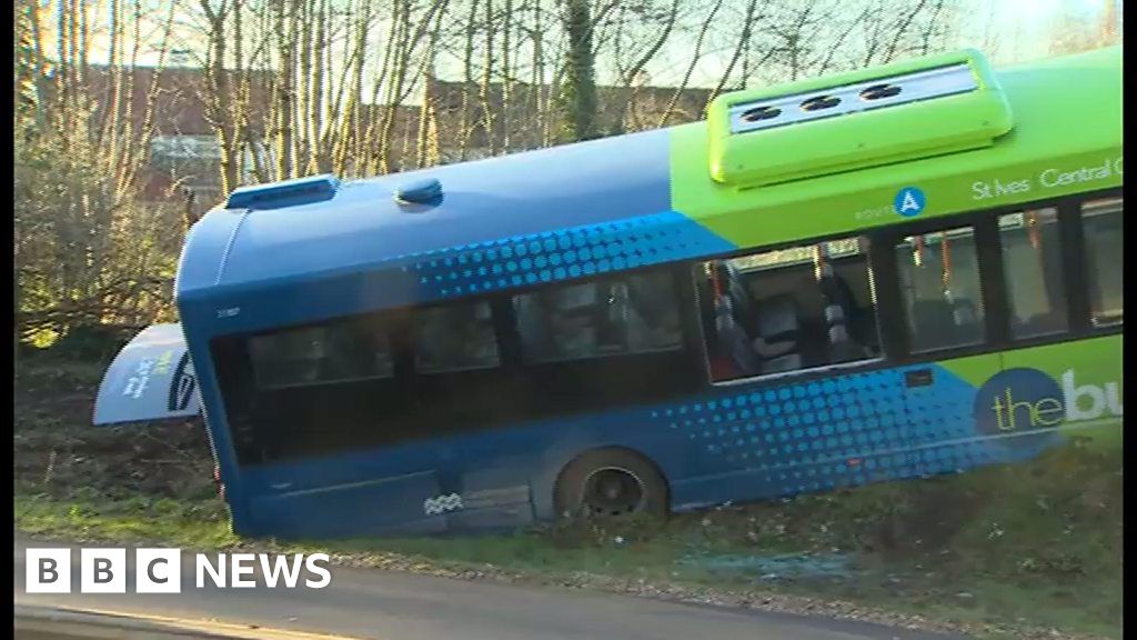 Cambridgeshire Guided Busway crash: Investigation under way - BBC News