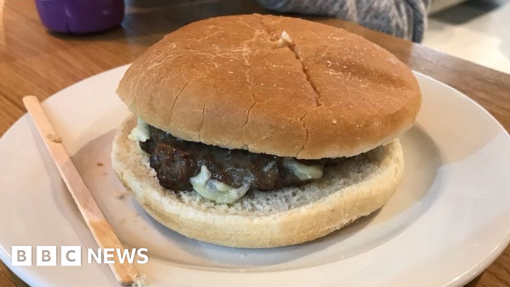 Chef praised for 'awful' burger response - BBC News