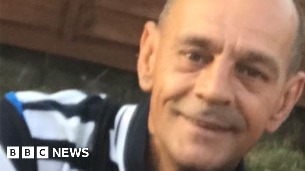 Long Eaton flat fire: Victim named as Peter Jeffries - BBC News