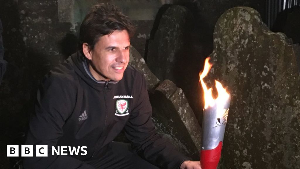 Nos Galan: Chris Coleman is Mountain Ash mystery runner - BBC News