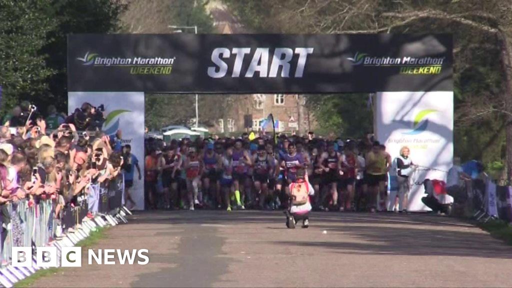 Thousands of runners take part in Brighton marathon - BBC News
