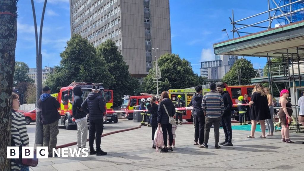 Residents evacuated as crews tackle Plymouth blaze - BBC News