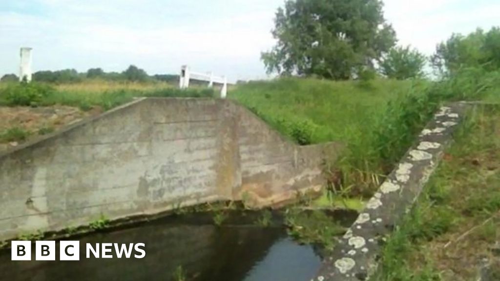 Hungary's open border crossing for migrants - BBC News
