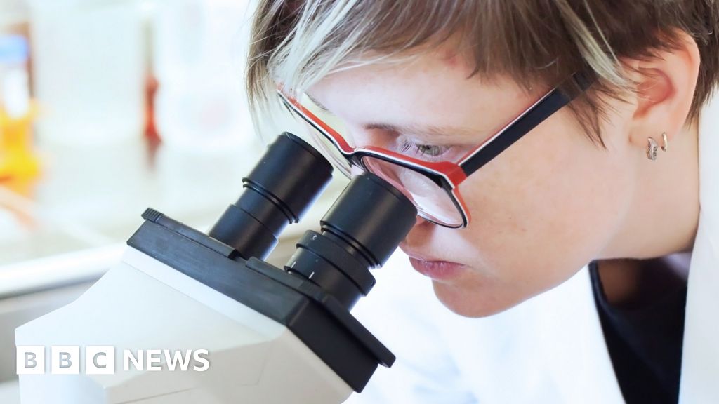 Tool 'names and shames' hidden drug trials - BBC News