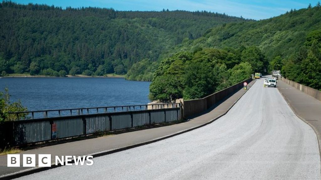 Snake Pass: Work on Peak District route finishes early - BBC News