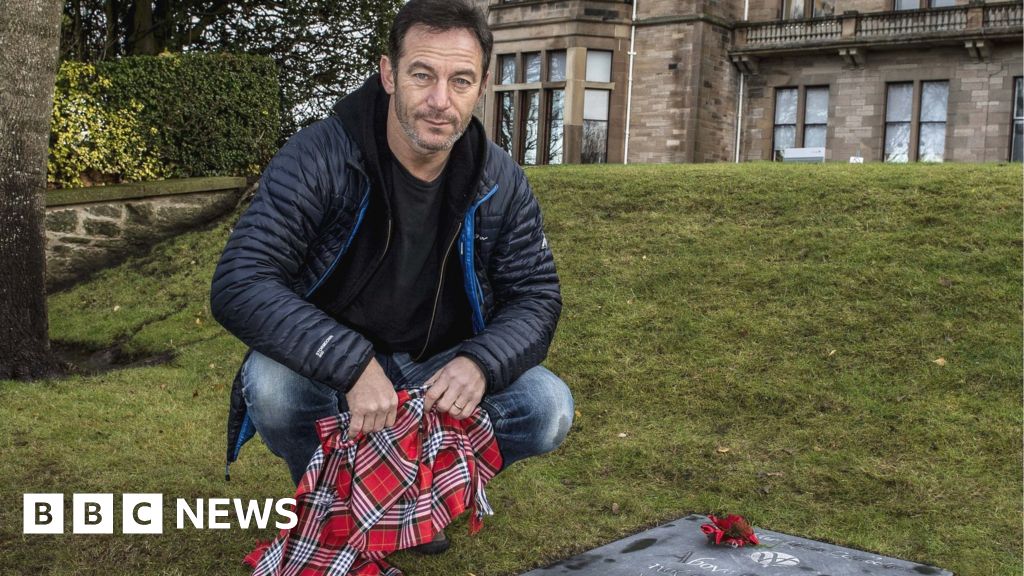 War poet Wilfred Owen honoured at Craiglockhart hospital site - BBC News