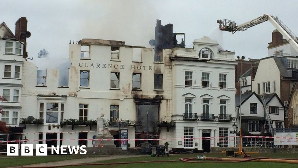 Exeter fire: Royal Clarence Hotel collapses in blaze - BBC News