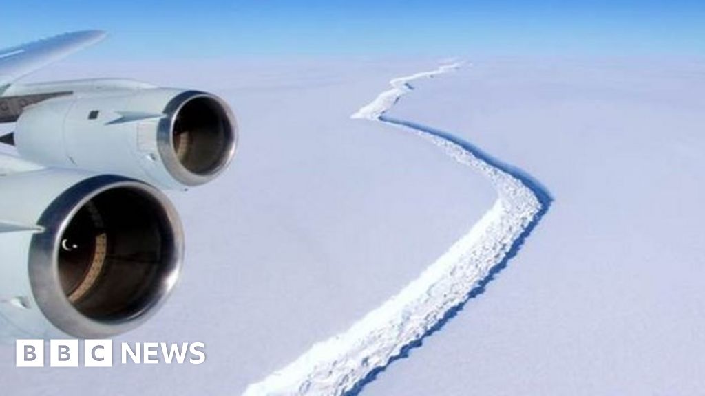 Antarctic iceberg crack develops fork - BBC News