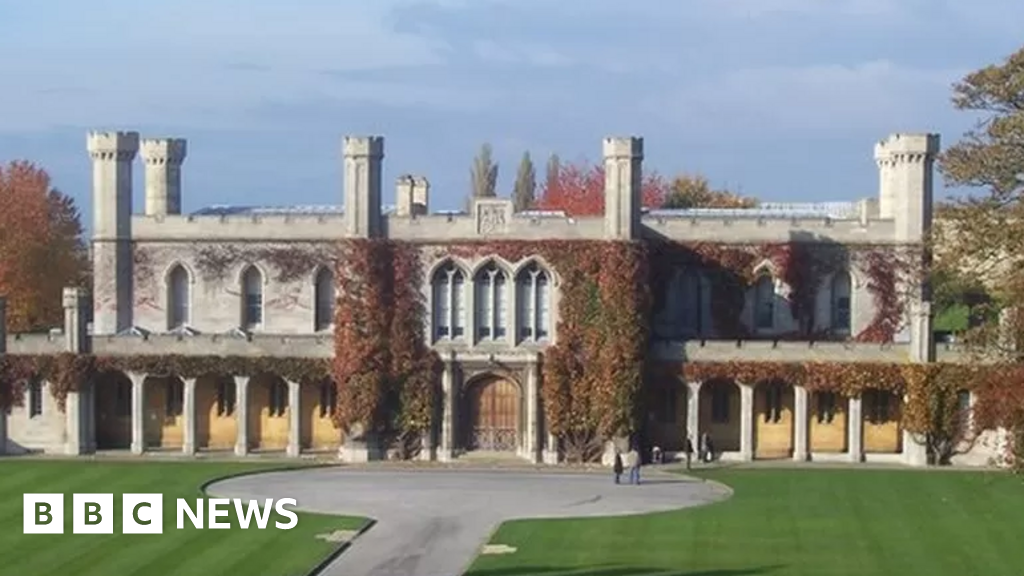 Fishtoft: Man caught by anti-paedophile group jailed - BBC News