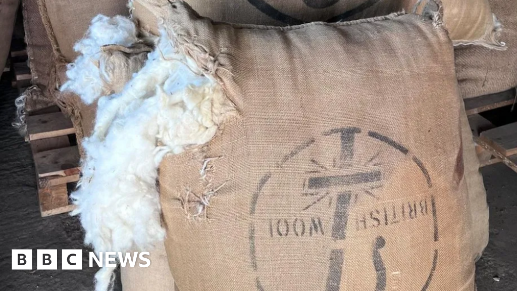 Woolsack Racing returns to Tetbury with help of wool shop - BBC News