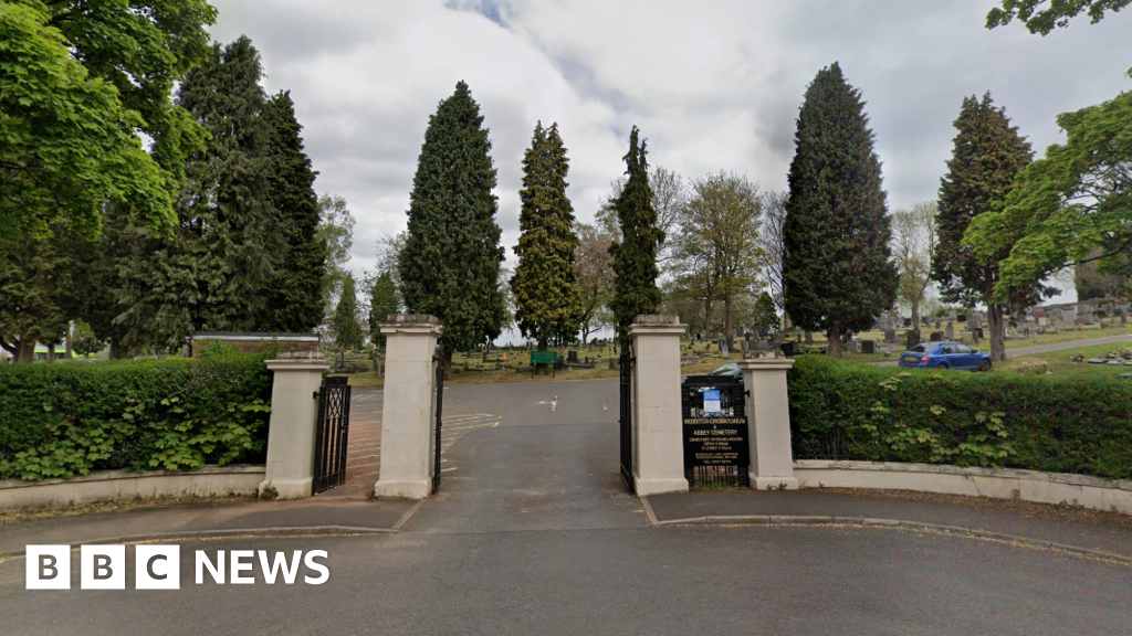 Abbey Cemetery plans aim to extend Redditch's burial provision - BBC News