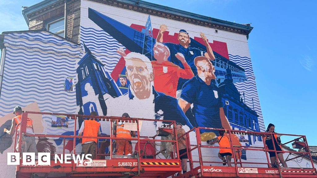 Ipswich Town mural created ahead of Premier League return - BBC News