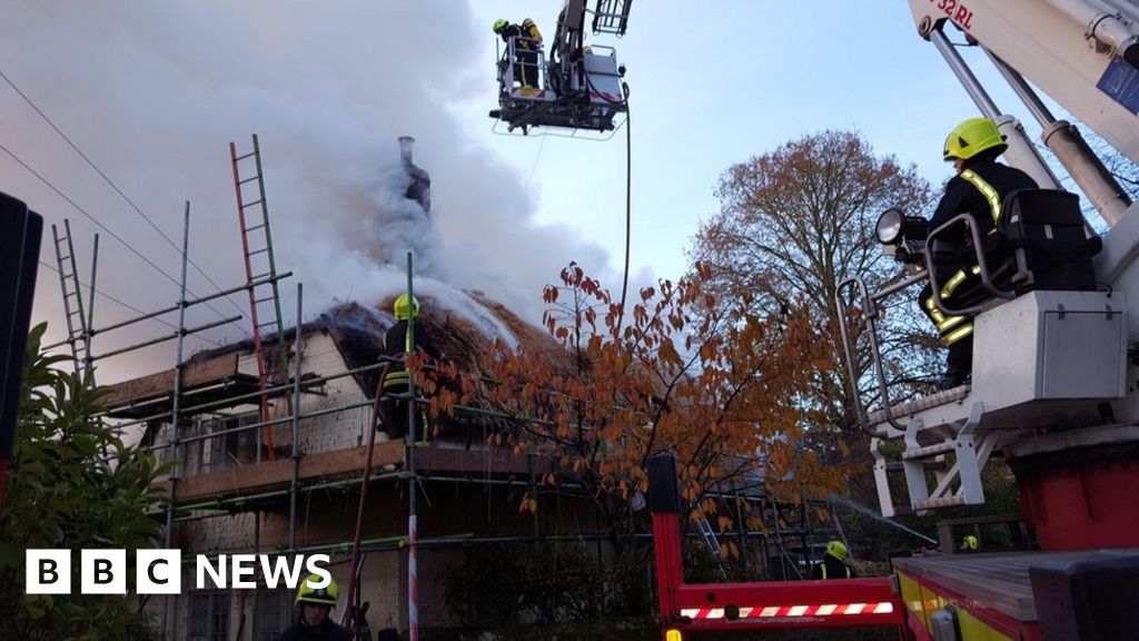 Devizes thatched house fire: 'Picture-postcard' home shock - BBC News