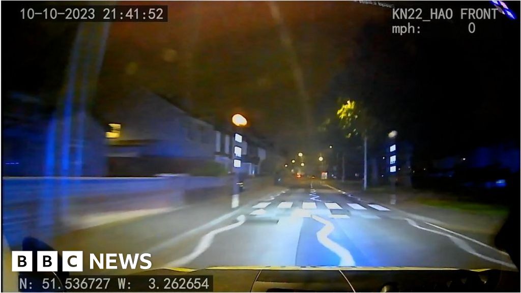 Watch: High speed police chase through Cardiff - BBC News