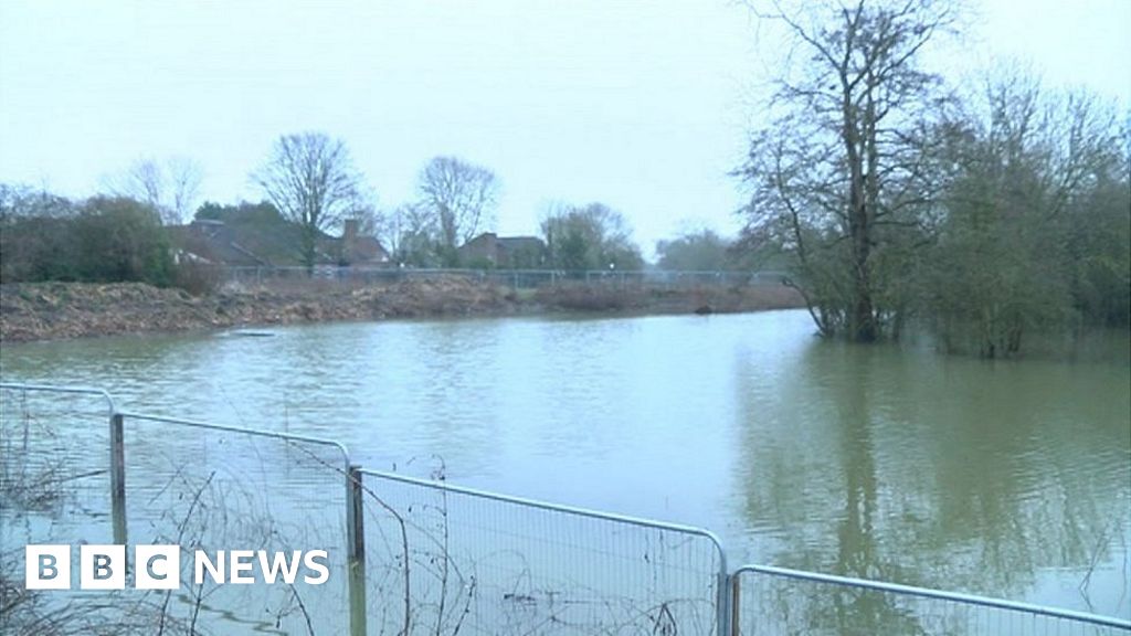 Flood defence boost to protect dozens of homes in York - BBC News
