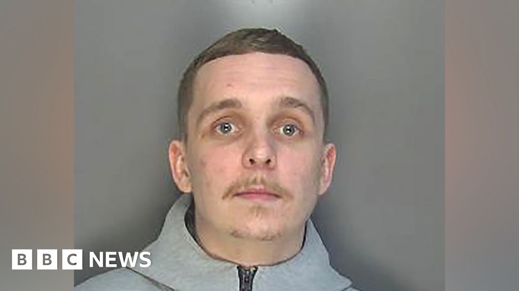 Stevenage man jailed for 22 years after firing gun in pub row - BBC News