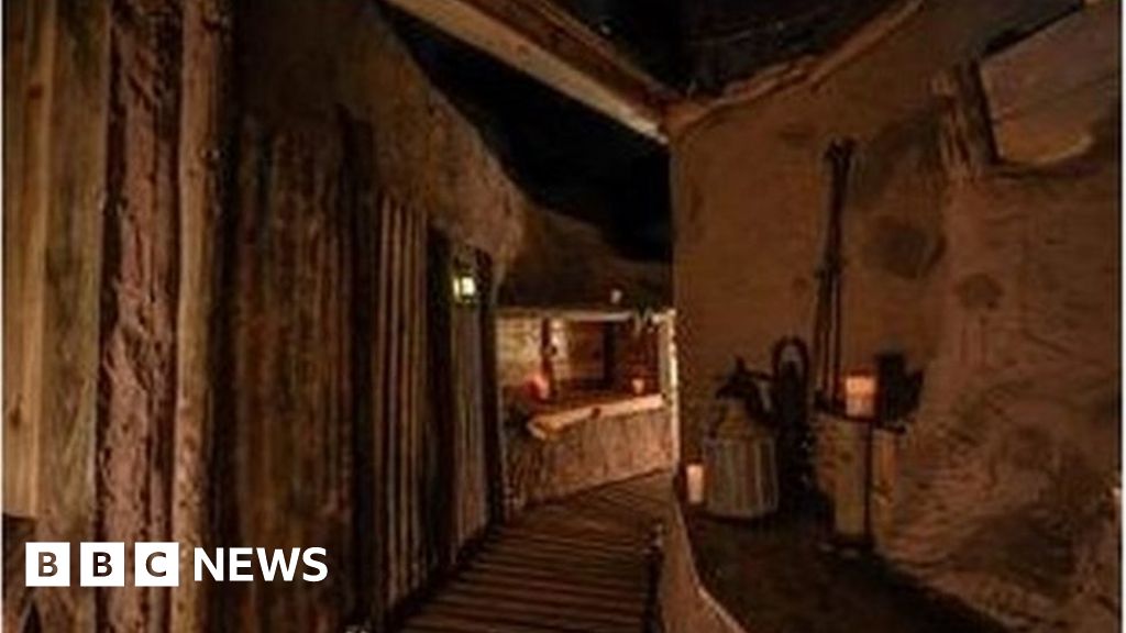 Powis Castle recreates WW1 trenches for anniversary - BBC News