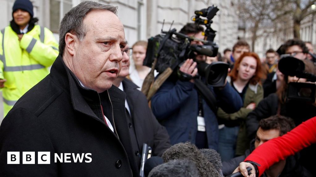 Brexit: DUP backs two motions ahead of vote - BBC News