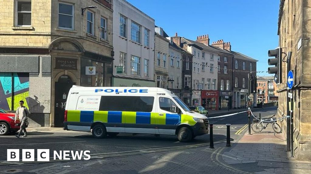 York: Ouse Bridge reopens after police incident concluded - BBC News