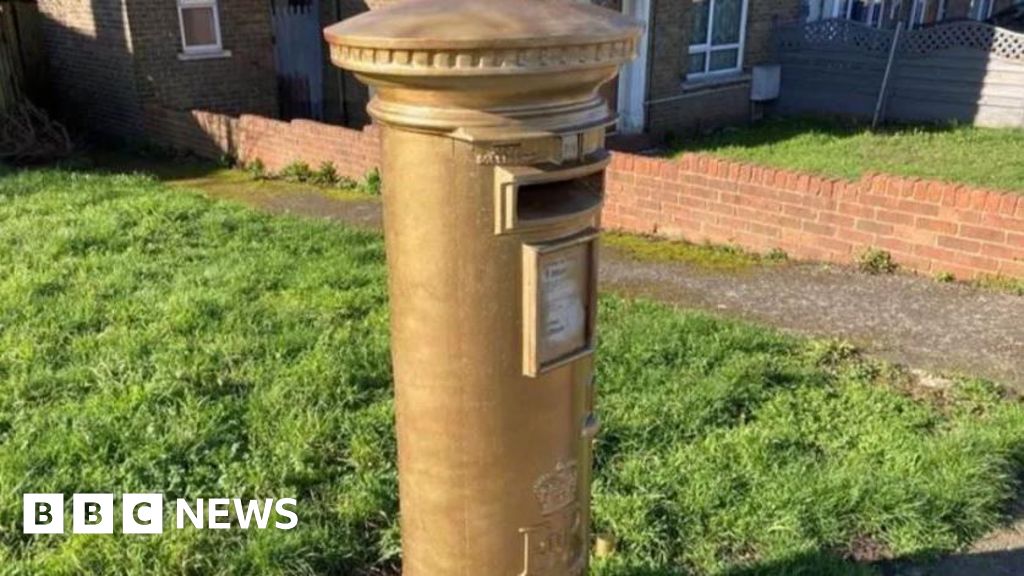 Dartford's postbox painting vandal sentenced - BBC News