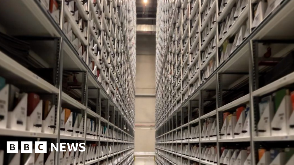 Bodleian Library's Wiltshire storage hub has 10 million books - BBC News