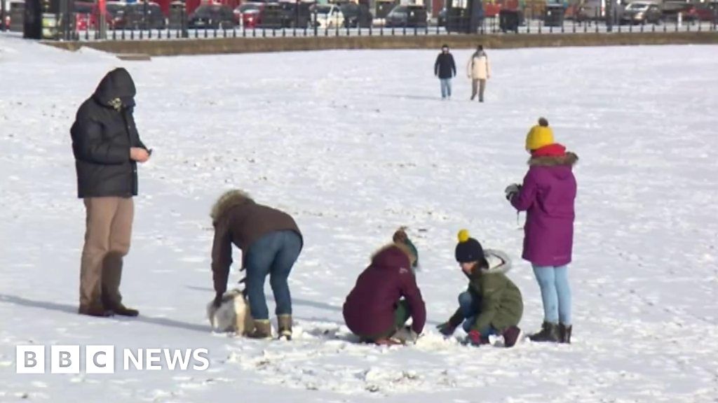 Snow covers ground in parts of North Yorkshire - BBC News