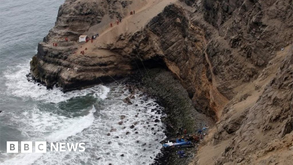 Peru Pasamayo: Lorry driver admits causing deadly coach crash - BBC News