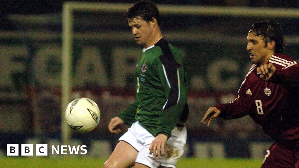Ex-Man Utd footballer Philip Mulryne ordained as deacon - BBC News