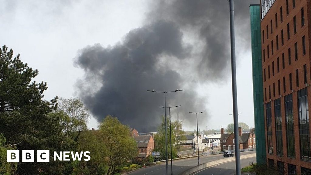 Explosions heard in Derby city centre after blaze - BBC News