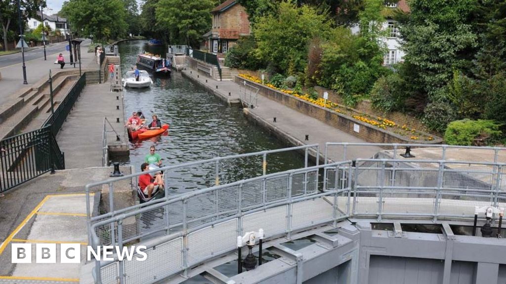 Locks upgraded in £1m Thames scheme - BBC News