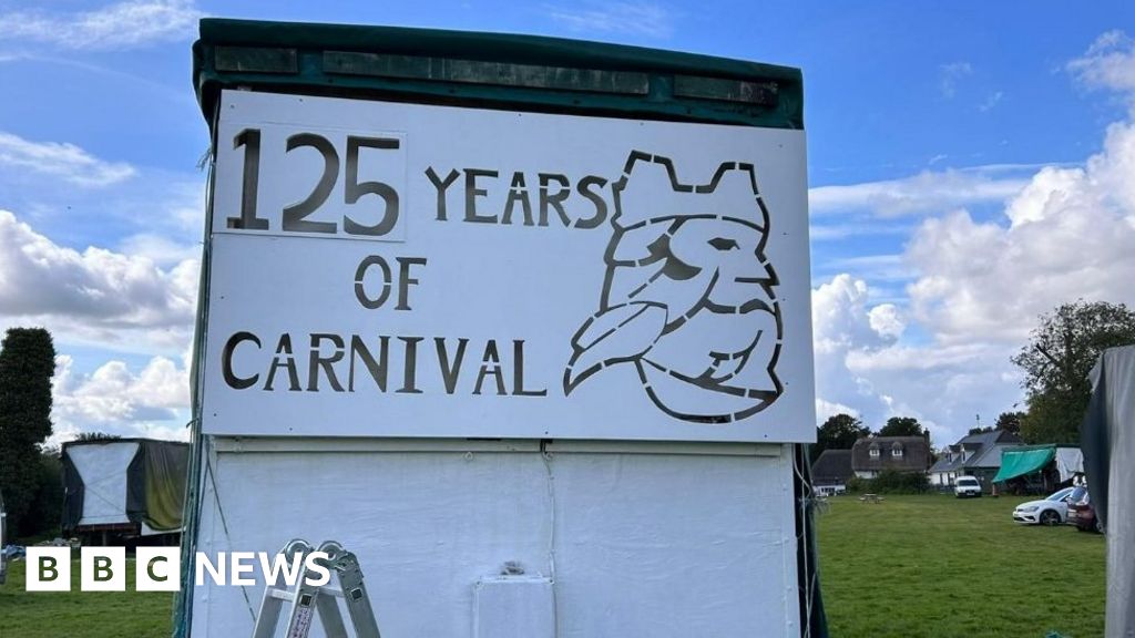 Pewsey Carnival hosts 125th anniversary illuminated parade - BBC News