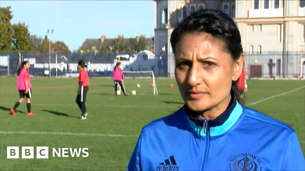 Gravesend women's football pioneer wins Uefa award - BBC News