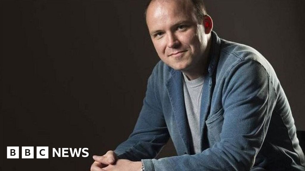 Rory Kinnear and Blackpool part of new season at ENO - BBC News