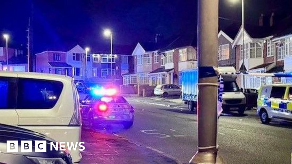 Sixth arrest made after three people stabbed in Leicester - BBC News